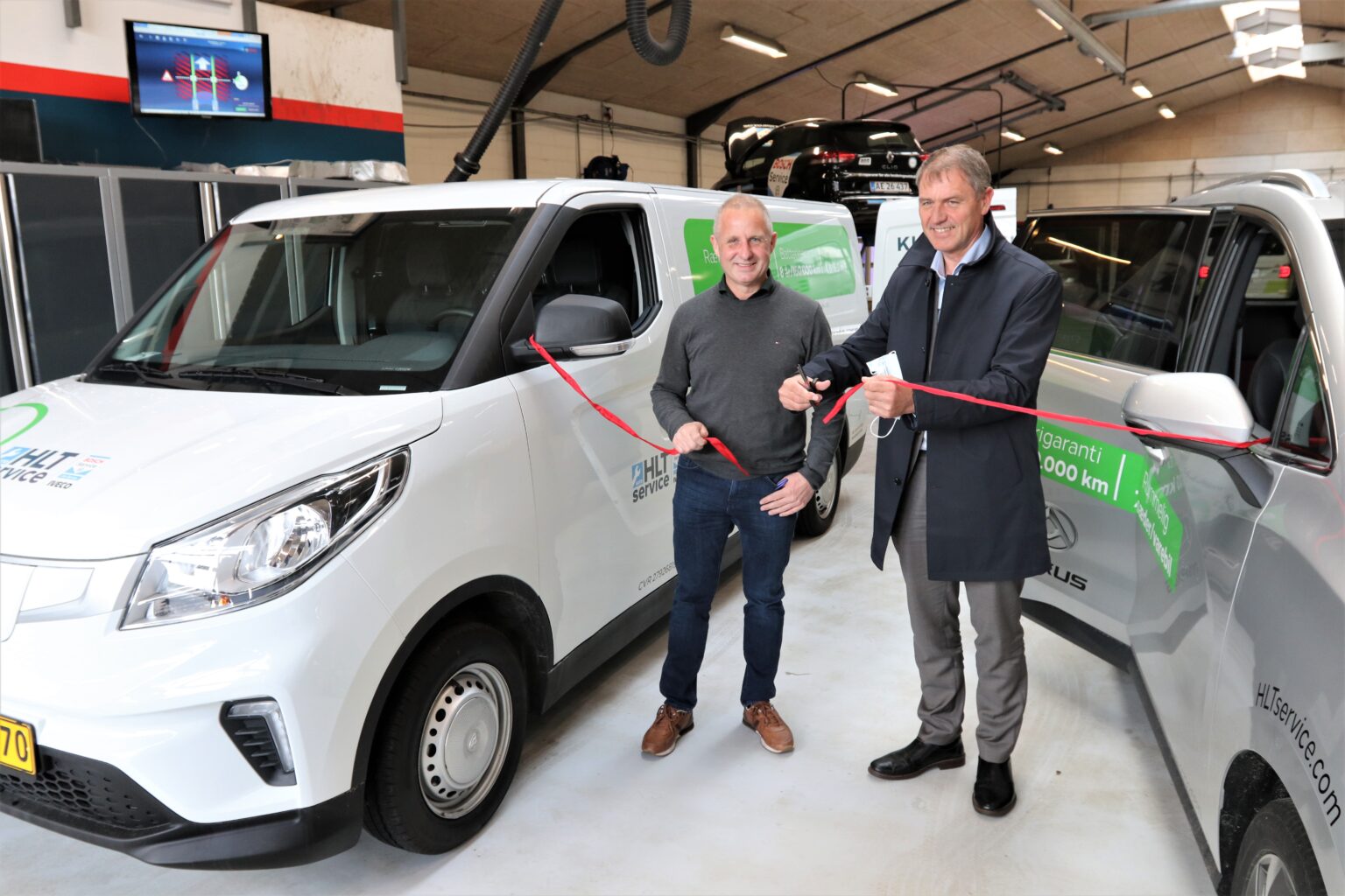 Aabenraa: Borgmester Thomas Andresen klippede snoren for ny el-bil ...