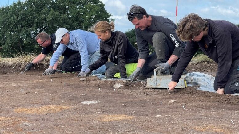 SE FOTOS - Haderslev: Museum Sønderjylland har fundet grav med rig ...