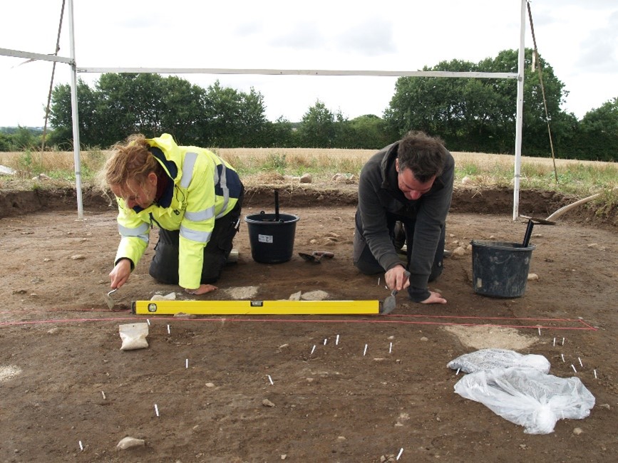 SE FOTOS - Haderslev: Museum Sønderjylland har fundet grav med rig ...