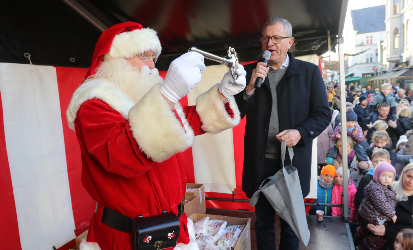 SE FOTOS OG VIDEO - Julebyen Tønder - Byens egen julemand blev vækket ...