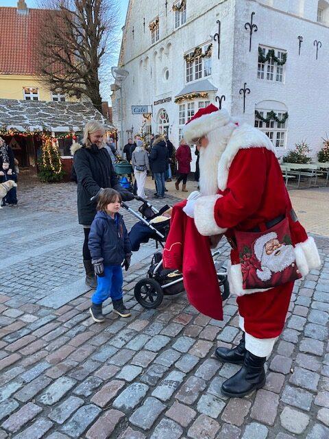 SE TikTok: I dag var sidste dag med Den Flyvende Julemand i Julebyen ...