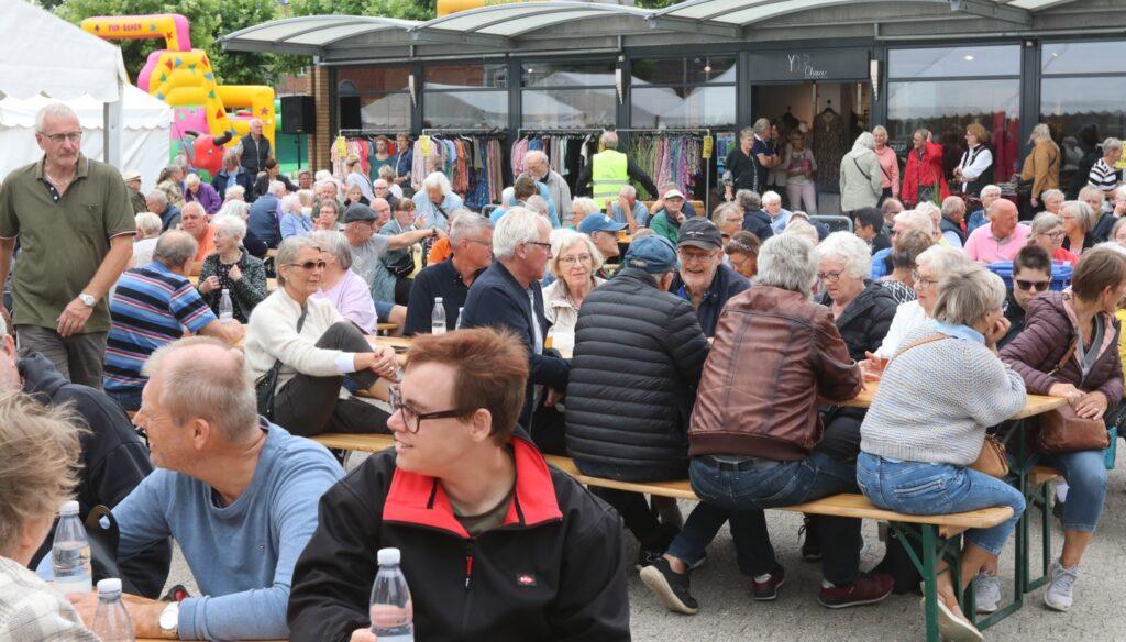 SE VIDEO - Et brag af en byfest i Rødekro - Sussi viste trusserne frem ...