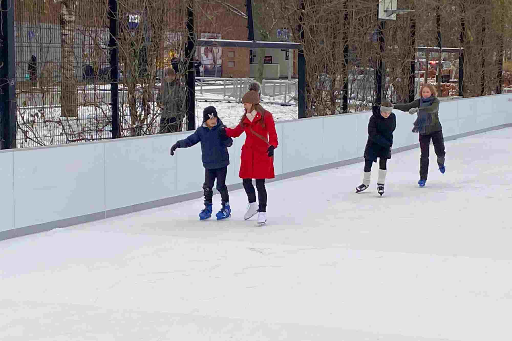 GRATIS: Nu kan alle skøjte på landets største isfri skøjtebane i ...