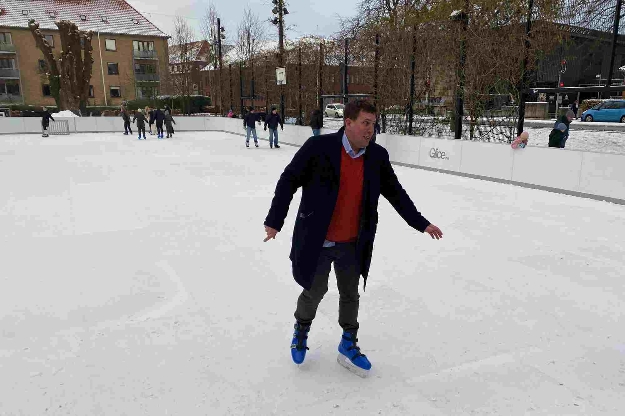 GRATIS: Nu kan alle skøjte på landets største isfri skøjtebane i ...