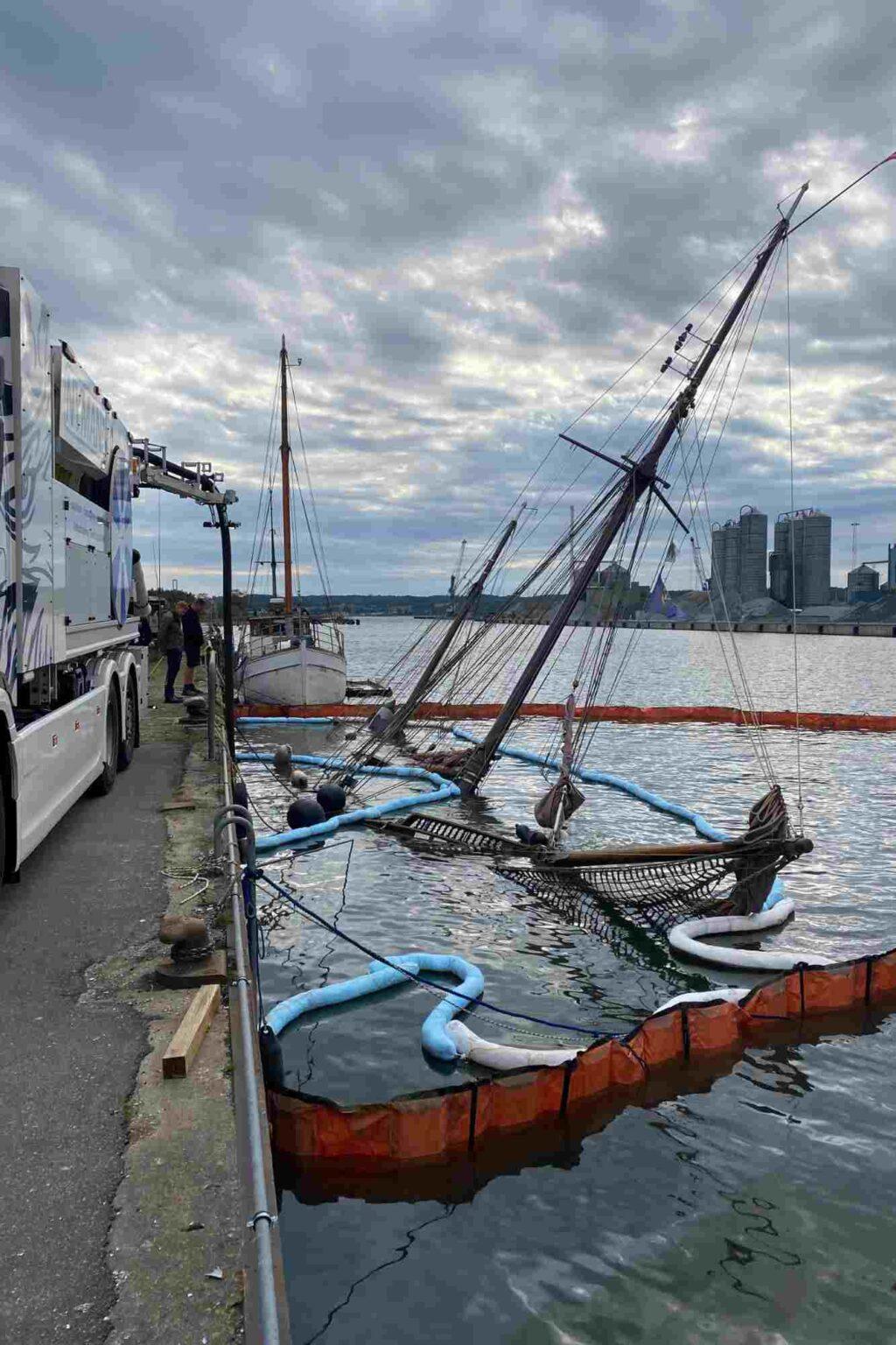 Uden mand over bord: Træskibet Ebba Aaen sunket i Aabenraa Havn - SE ...