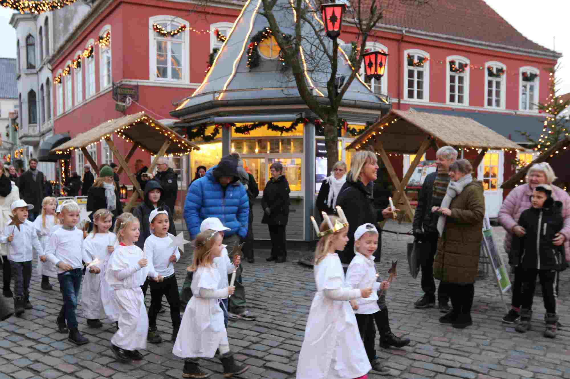 Se Marieskolens forrygende flotte Lucia-optog i Julebyen Tønder fredag ...